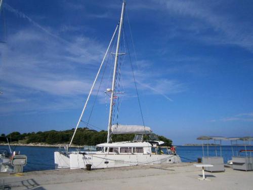Catamaran Charter & Catamaran Rentals - Catamaran Sailing Vacations